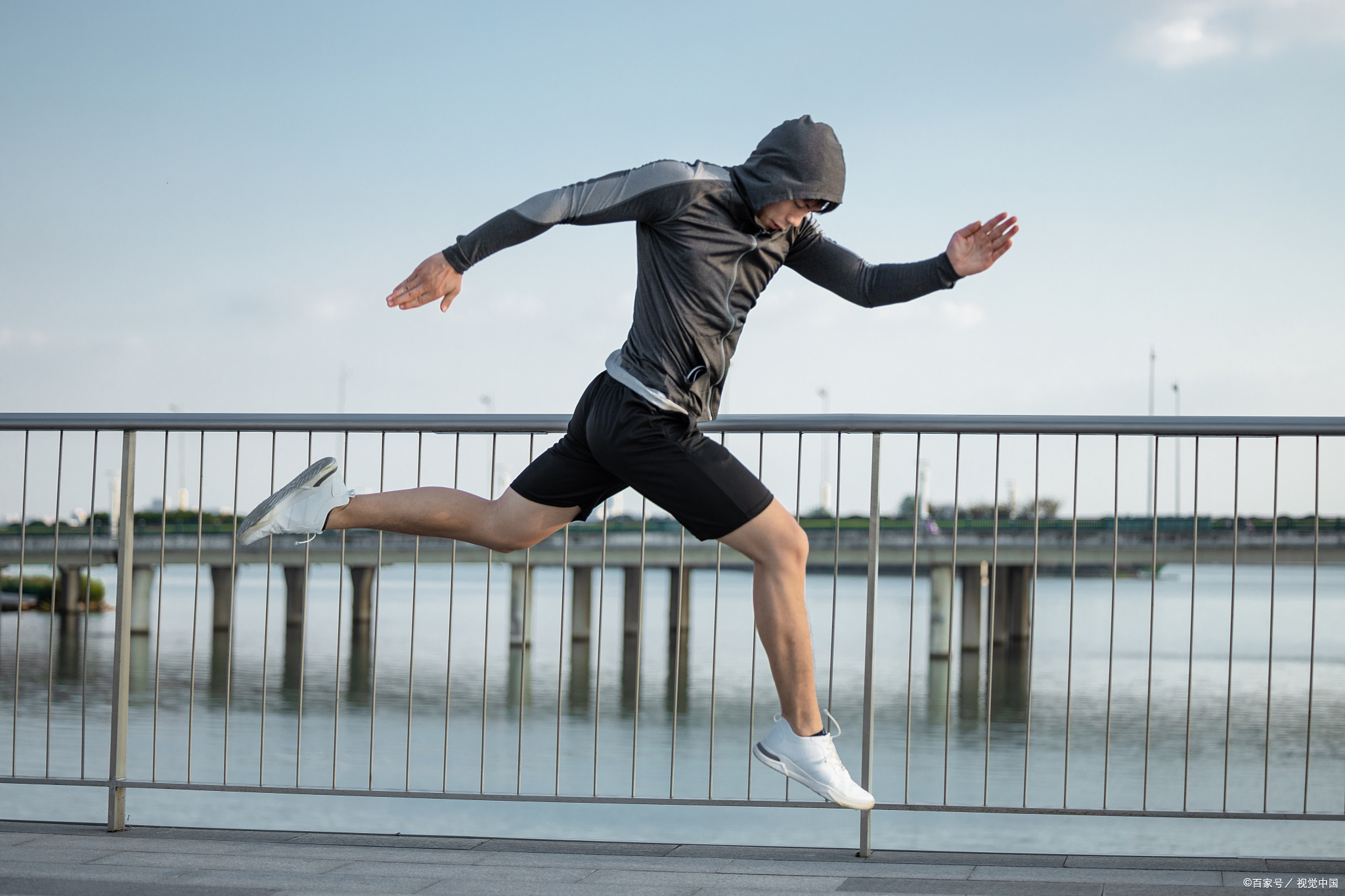 口语中常说的out and about怎么理解？是否和外出有关呢